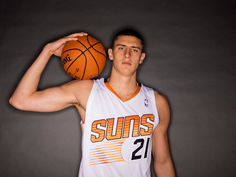 GIF: Alex Len is very tall, makes blocks look very easy | theScore.com