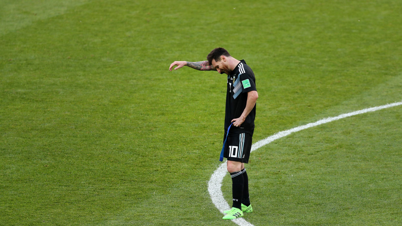 Lionel Messi's frustrating day, captured in photos | theScore.com