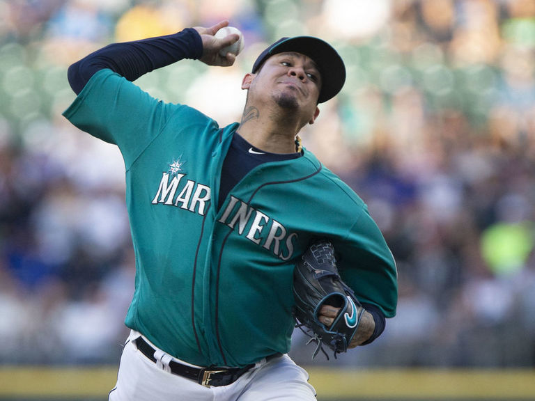 Mariners' Hernandez lands on DL with stiff back | theScore.com
