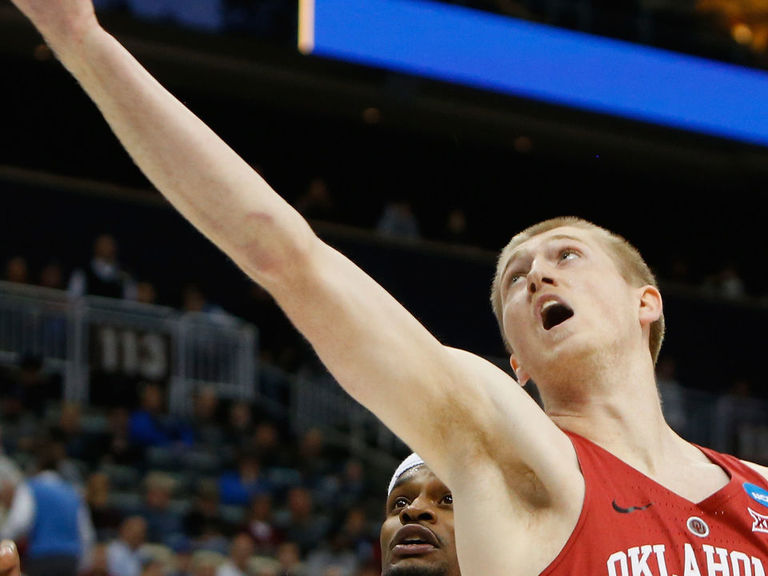 Oklahoma's Manek preparing for bigger role without Young | theScore.com