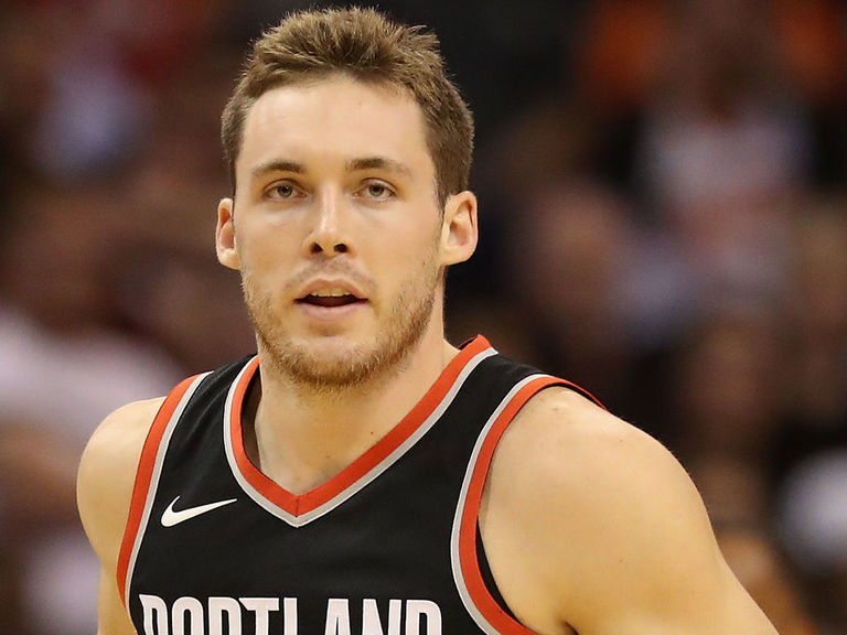 Report: Connaughton signs 2-year deal with Bucks | theScore.com