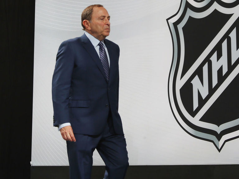 Bettman to be inducted into Sports Broadcasting Hall of Fame | theScore.com