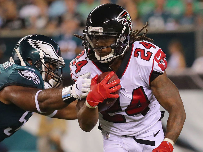 Freeman, Neal exit opener vs. Eagles with knee injuries | theScore.com