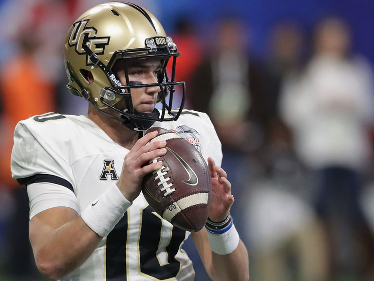 UCF's Milton carted off field after gruesome leg injury | theScore.com