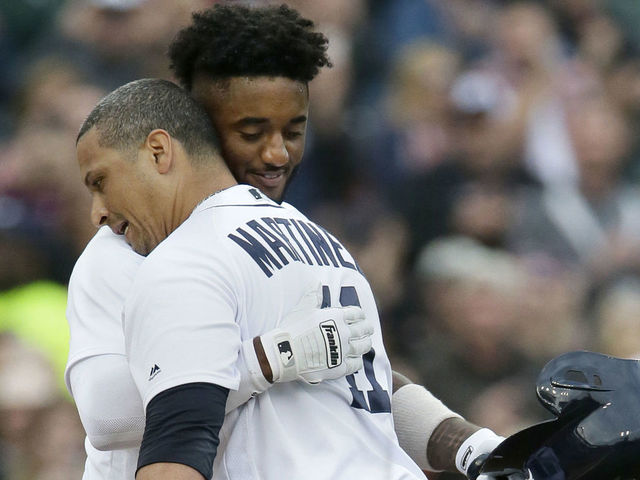 V-Mart ends career in style with 1st-inning infield single