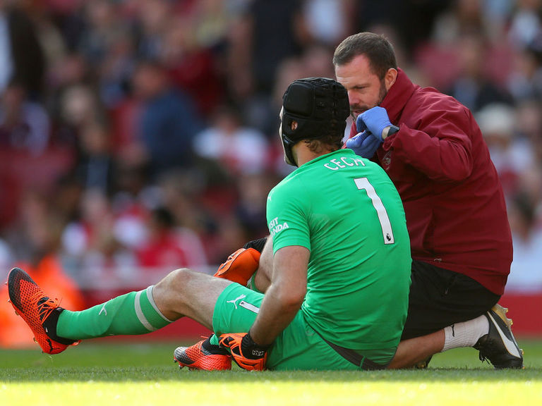Injured Arsenal goalkeeper Cech likely out up to 3 weeks | theScore.com