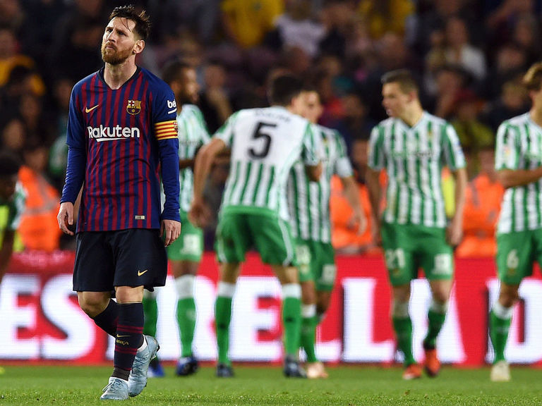Messi scores twice in return from broken arm | theScore.com