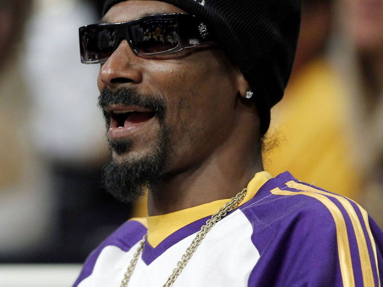 GIF: Snoop Dogg's too hot, has to cool off his hands | theScore.com