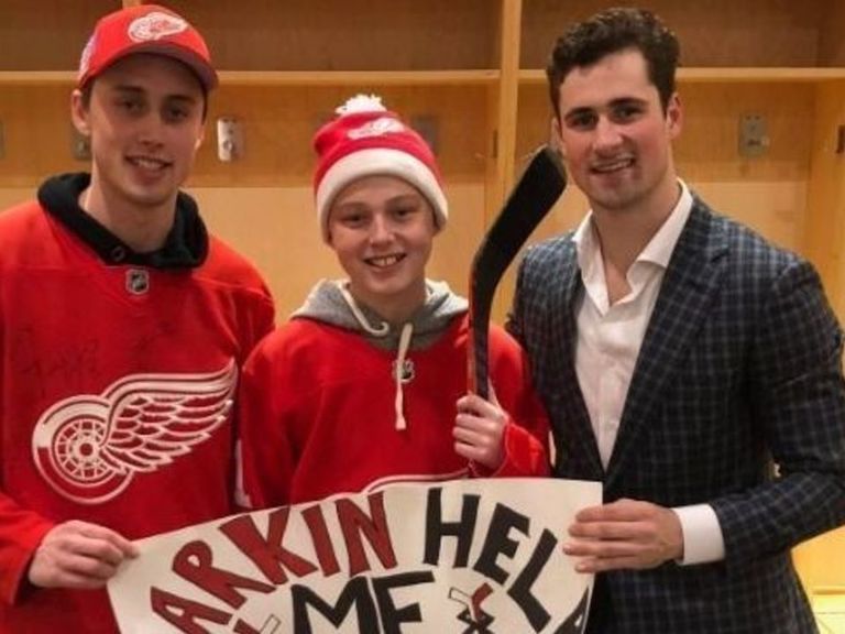 Red Wings' Larkin helps young fan 'stick it' to cancer | theScore.com