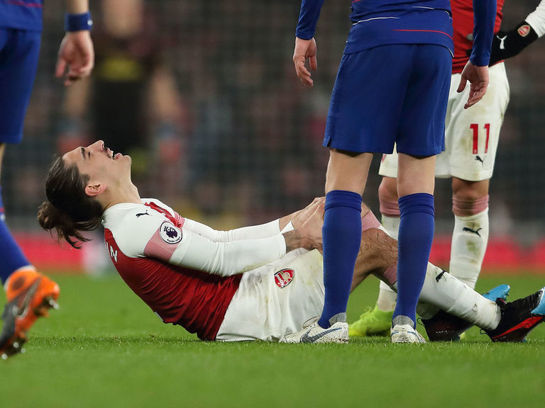 Arsenal's Bellerin stretchered off after non-contact knee injury ...
