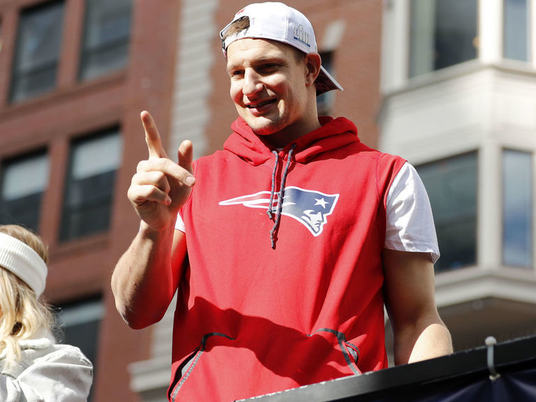 Gronk reacts to viral weight-loss photos: 'I ain't that skinny ...