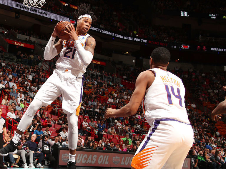 Suns snap 17-game losing streak with win in Miami | theScore.com