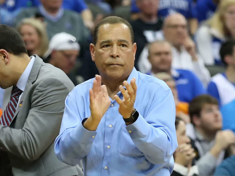 Houston signs coach Sampson to extension through 2024-25 | theScore.com