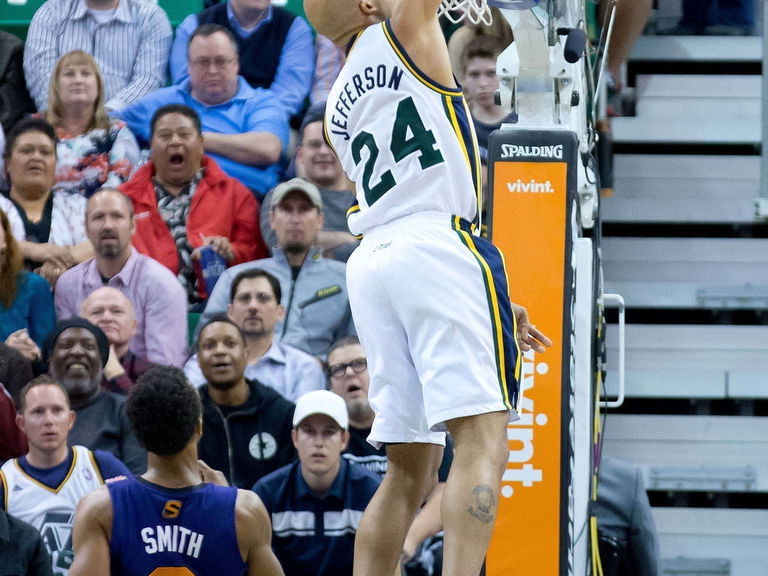 Jazz's Jefferson gives both shoes to a fan after his 17-point night ...