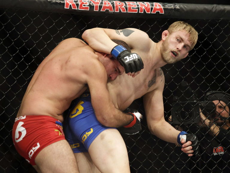PHOTO: Alexander Gustafsson makes good on gold-medal wager | theScore.com