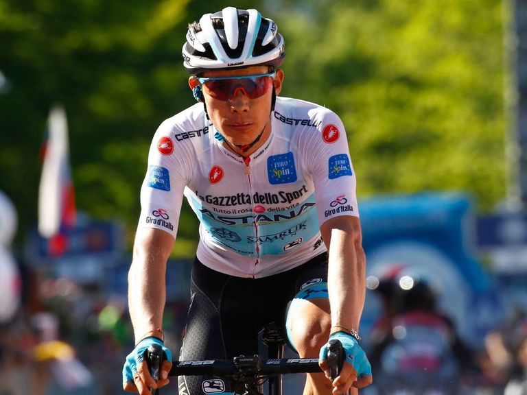 Cyclist apologizes for slapping fan who knocked him over at Giro d ...