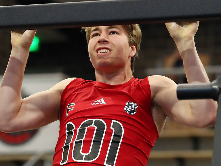 Flyers trade up to draft Bobby Brink with 34th pick | theScore.com