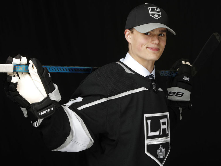 Kings select Alex Turcotte with No. 5 pick | theScore.com