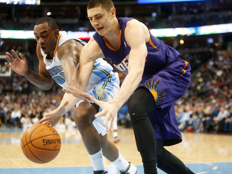 PHOTO: Alex Len honors Ukraine with message on shoes | theScore.com