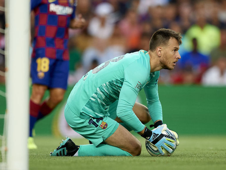 New Barcelona 'keeper Neto suffers wrist injury in training | theScore.com