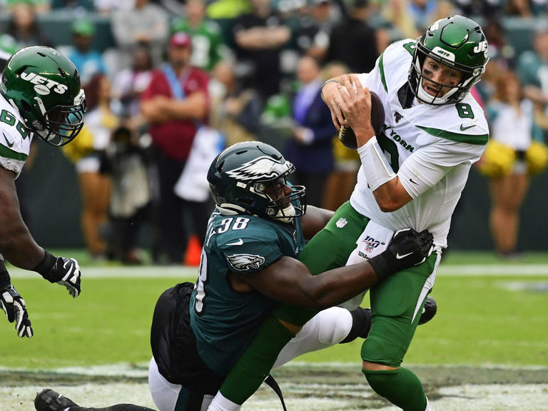 Defense dominates, Eagles rout Jets 31-6 | theScore.com