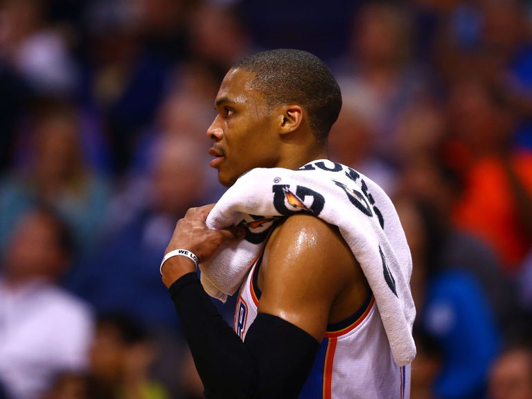 Russell Westbrook limps to locker room with apparent knee injury ...
