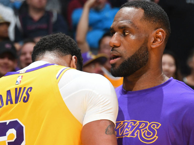 LeBron coaching Davis on fan reaction in New Orleans return | theScore.com