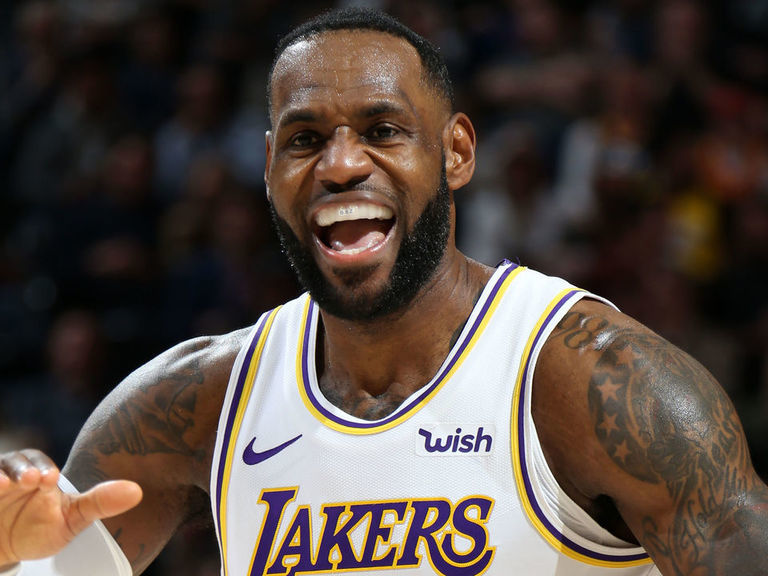 LeBron embarrassed after egregious travel: 'I had a malfunction ...