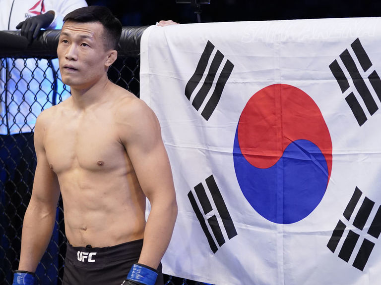 'Korean Zombie' TKOs Edgar in UFC Busan main event | theScore.com
