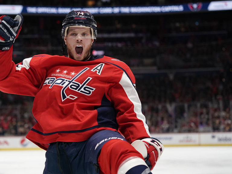 Capitals get Carlson back for Game 1 vs. Islanders | theScore.com