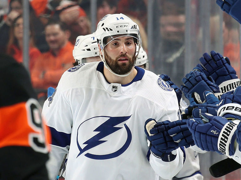 Lightning edge Flyers for 10th straight win | theScore.com