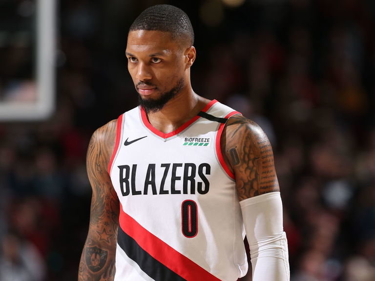 Lillard turns hotel room into mini recording studio | theScore.com