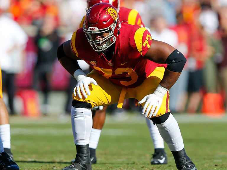 Dolphins strengthen O-line, select Austin Jackson at No. 18 | theScore.com