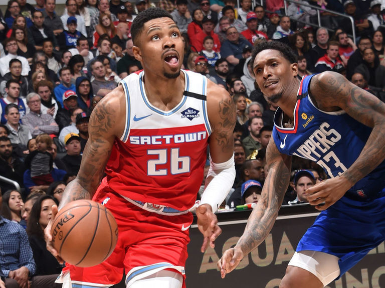 Bazemore's season-high 23 points help Kings stun Clippers | theScore.com