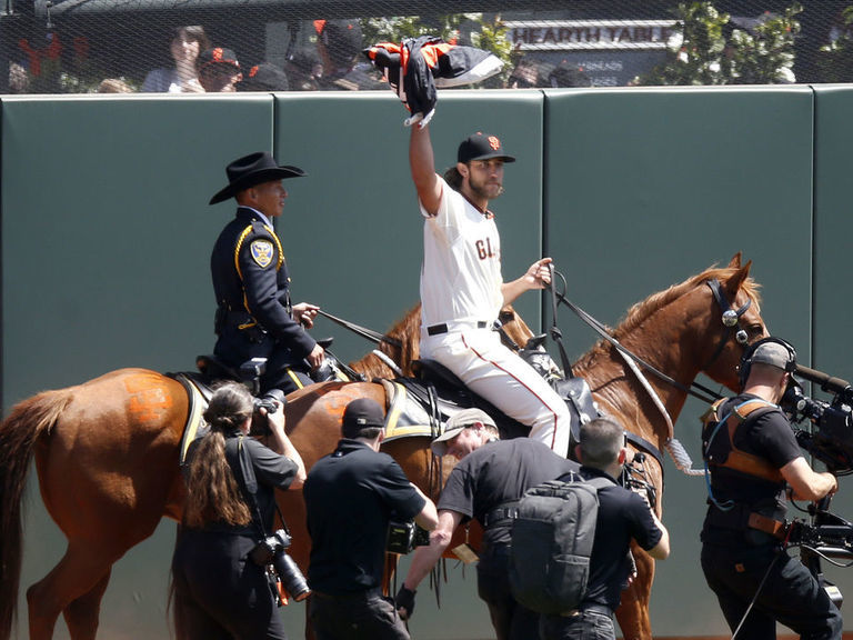 Bumgarner competes in rodeos under alias Mason Saunders | theScore.com