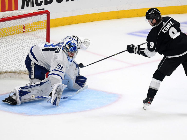 Kings defeat Maple Leafs in shootout for 4th straight win | theScore.com