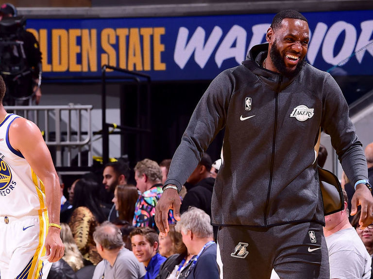 🏀 Hiatus Diaries: LeBron's cheeky squat spotter, Curry needs typing ...