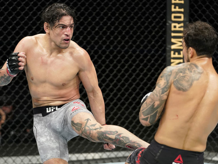Watch: Benitez suffers shin gash in UFC Fight Night loss | theScore.com
