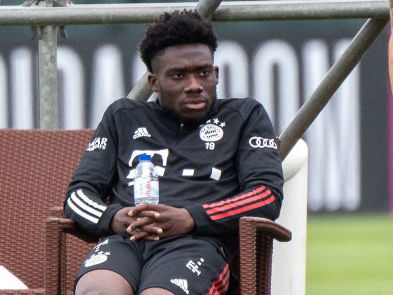 Davies sits out Bayern training with groin strain | theScore.com