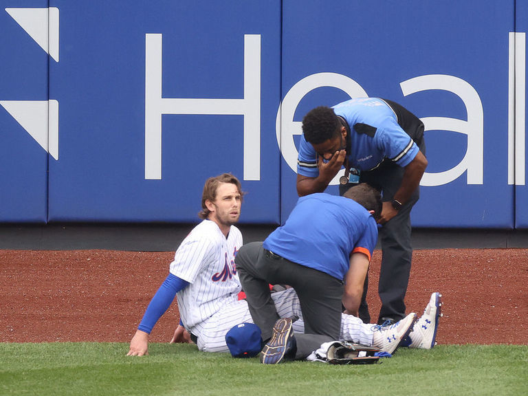 Mets' McNeil bruises knee crashing into wall on spectacular catch ...