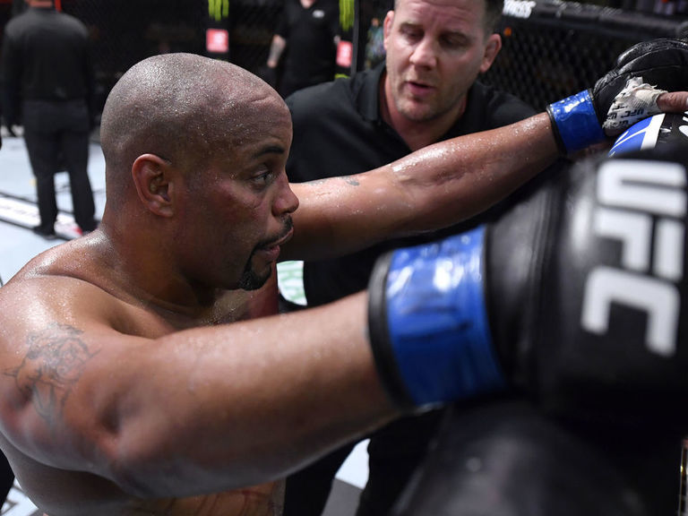 Cormier suffered torn cornea, won't need surgery immediately | theScore.com