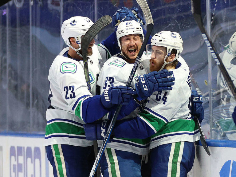 Canucks win crucial Game 5 to put Blues on brink | theScore.com