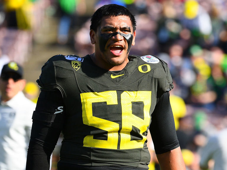 Oregon's Sewell opts out, declares for 2021 NFL Draft | theScore.com