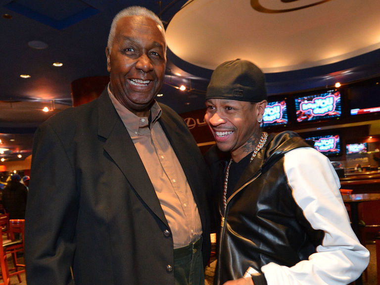 Iverson, Mutombo honor late John Thompson | theScore.com