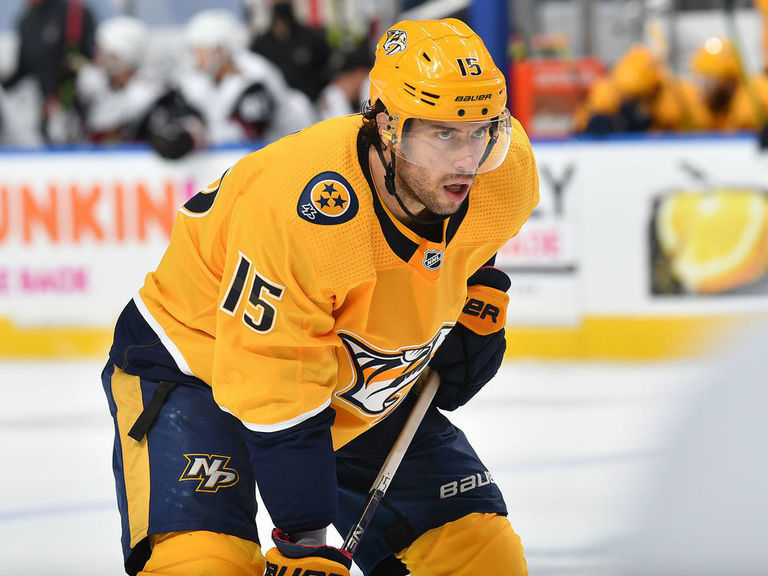 Bruins sign Craig Smith to 3-year, $9.3M pact | theScore.com