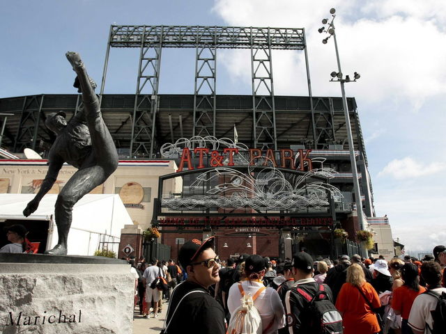 GIF: Giants ball boy sacrifices body for foul ball | theSco…