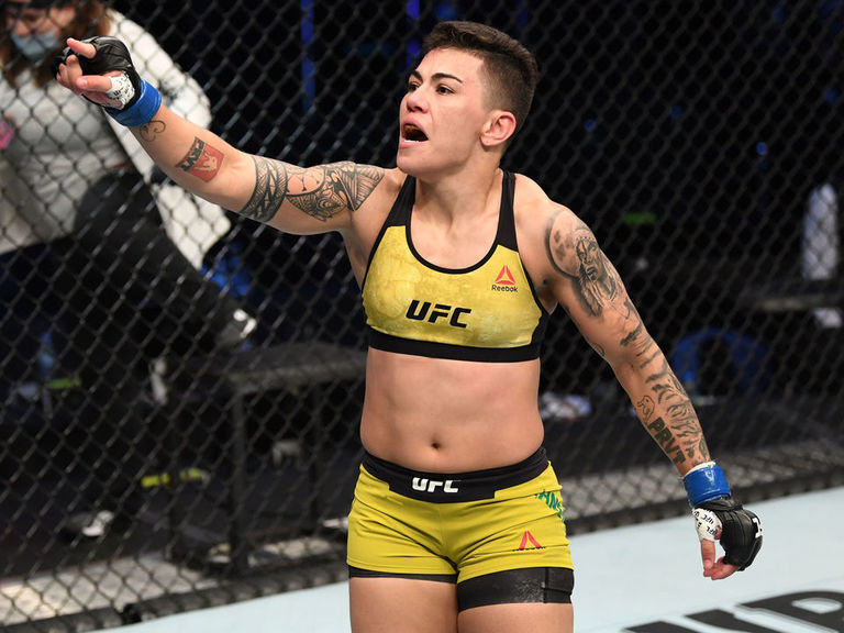 Andrade stops Chookagian with body shots in flyweight debut | theScore.com