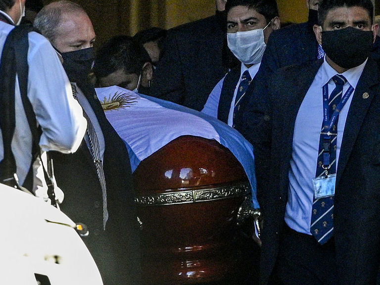 Workers denounced for taking selfies next to Maradona's open casket ...