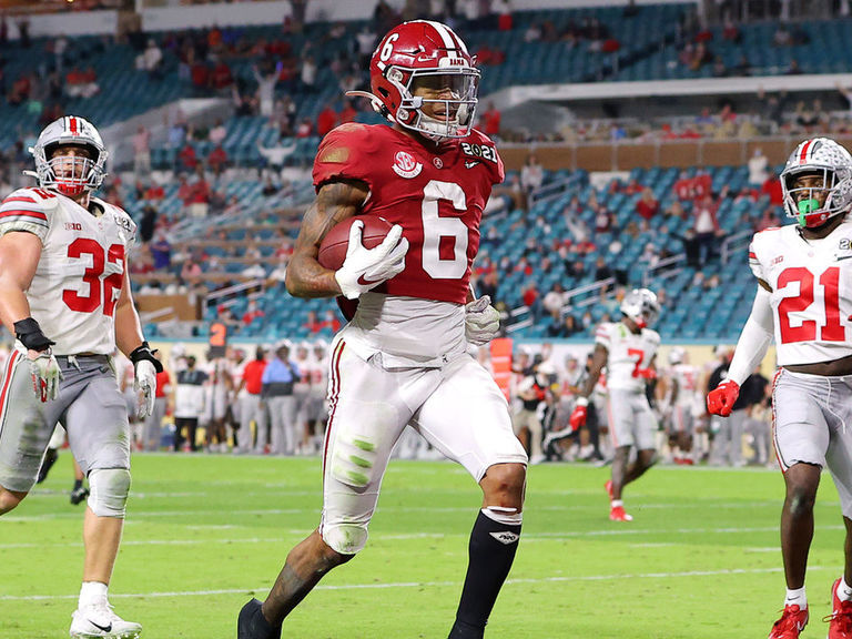 Smith's historic performance cut short by hand injury | theScore.com