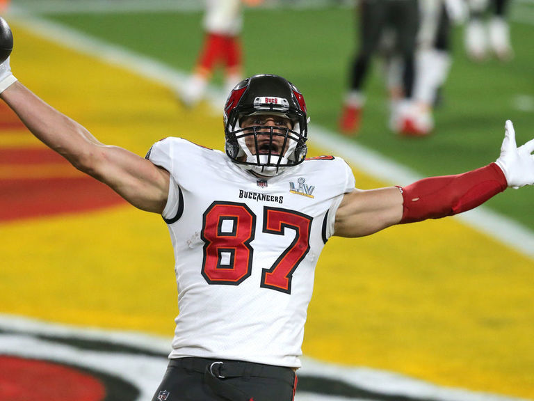 Brady-Gronk tandem breaks Super Bowl, postseason records | theScore.com